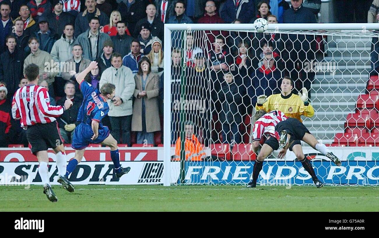 Sunderland's Jason Craddock (second left) watches his attempted ...
