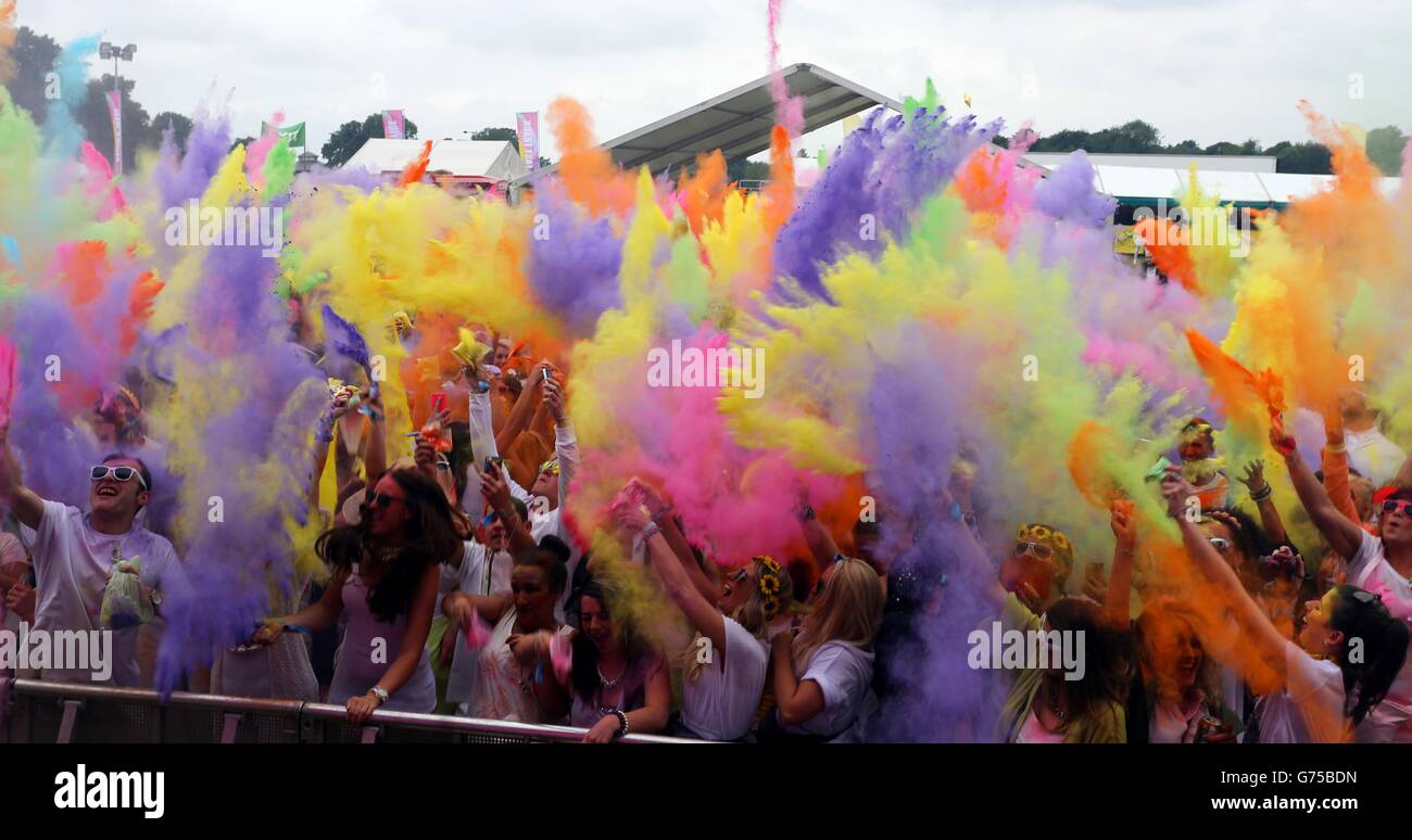 Food colouring in water hi-res stock photography and images - Alamy