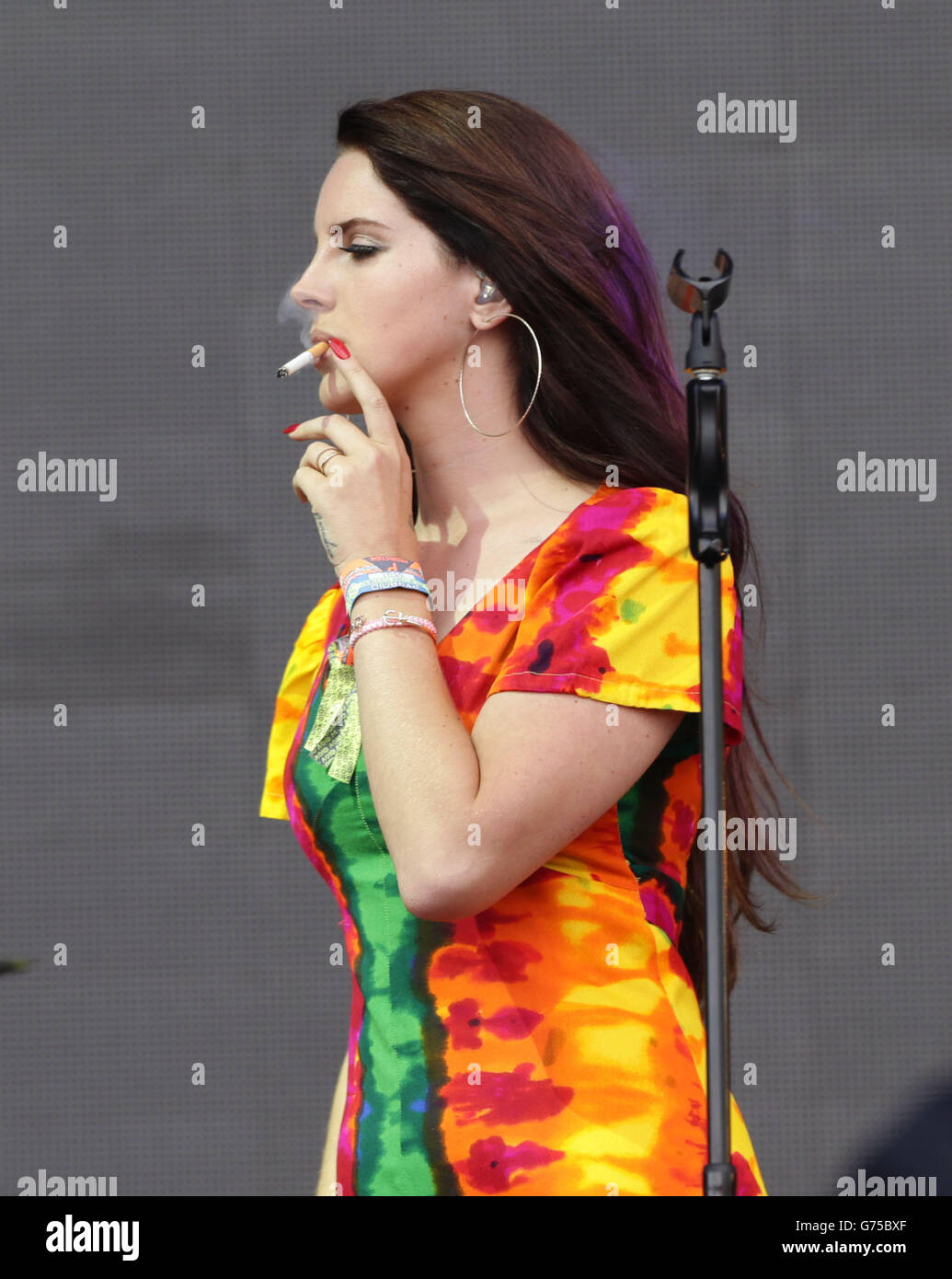 Smoking pyramid hi-res stock photography and images - Alamy