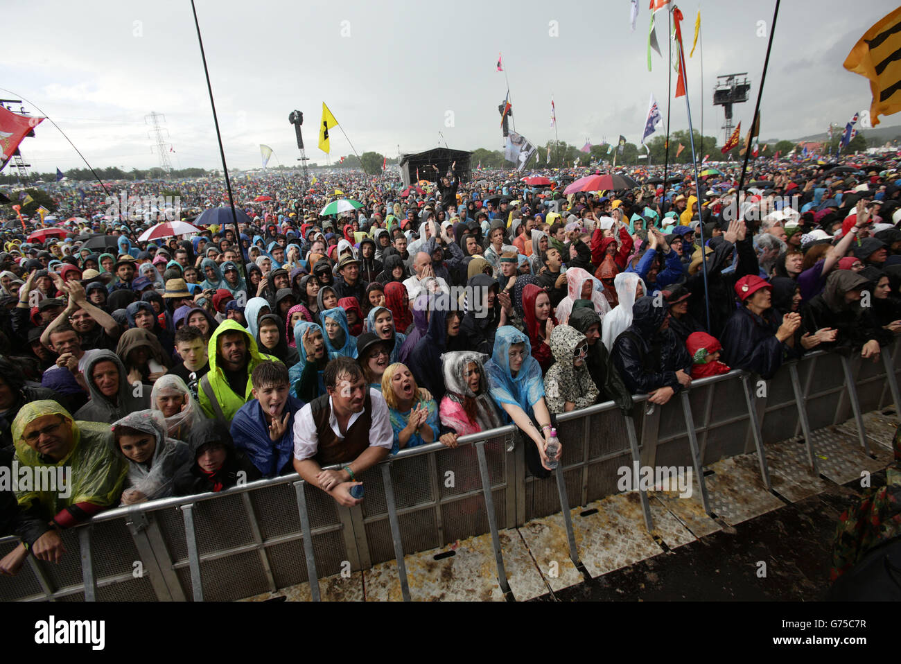 The crowd watching plant performing on pyramid stage glastonbury ...