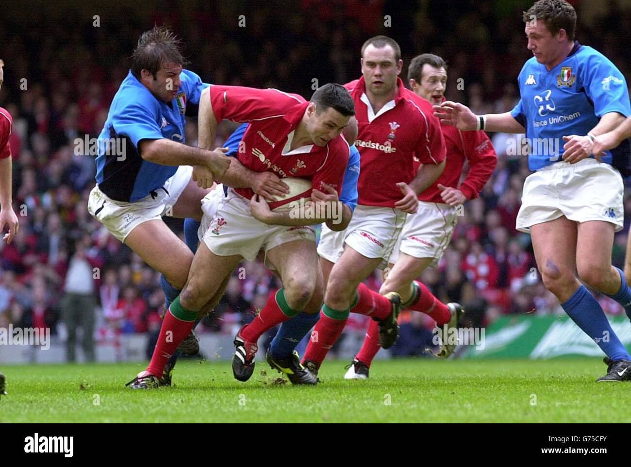 *. NO COMMERCIAL USE * - Wales's Stephen Jones attacks Italy's defence ...