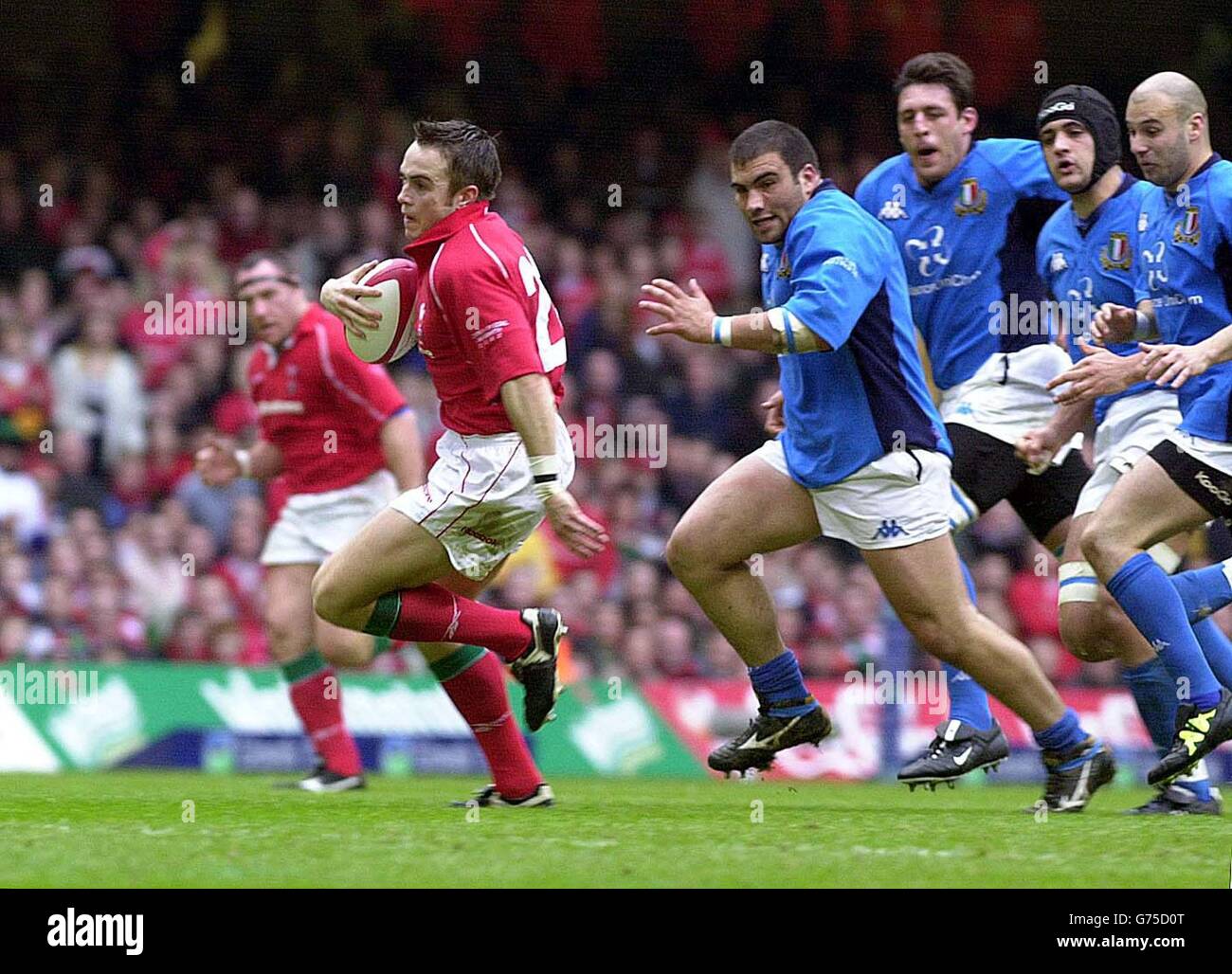 *. NO COMMERCIAL USE * Wales's Rhys Williams (left) breaks away from ...
