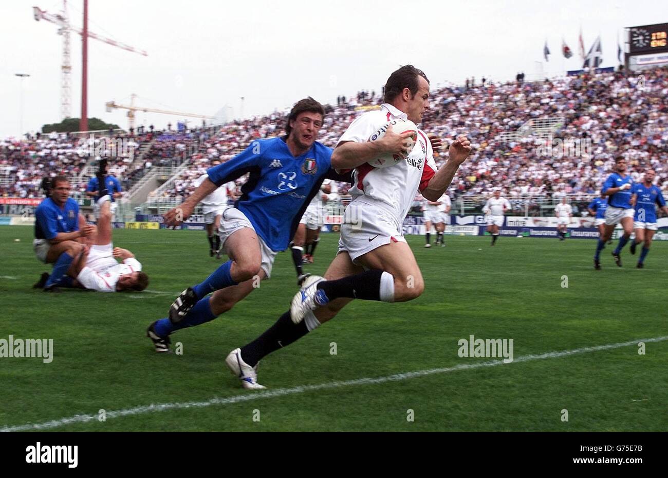 Austin Healey sprints away to score England's final try in their 45-9 ...
