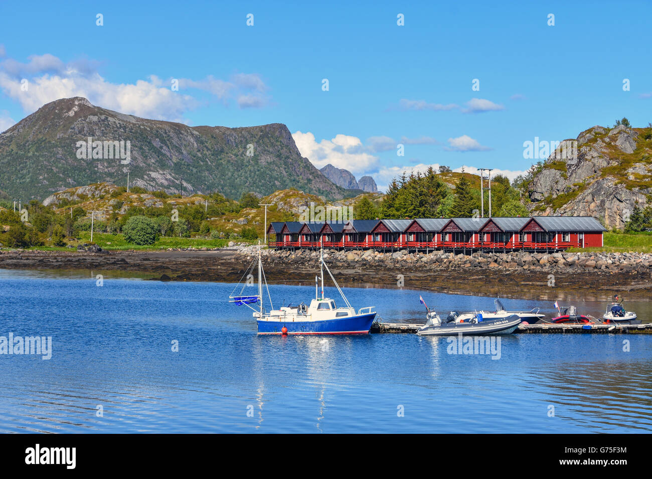 Boats and rorbu orsvagvaer hi-res stock photography and images - Alamy