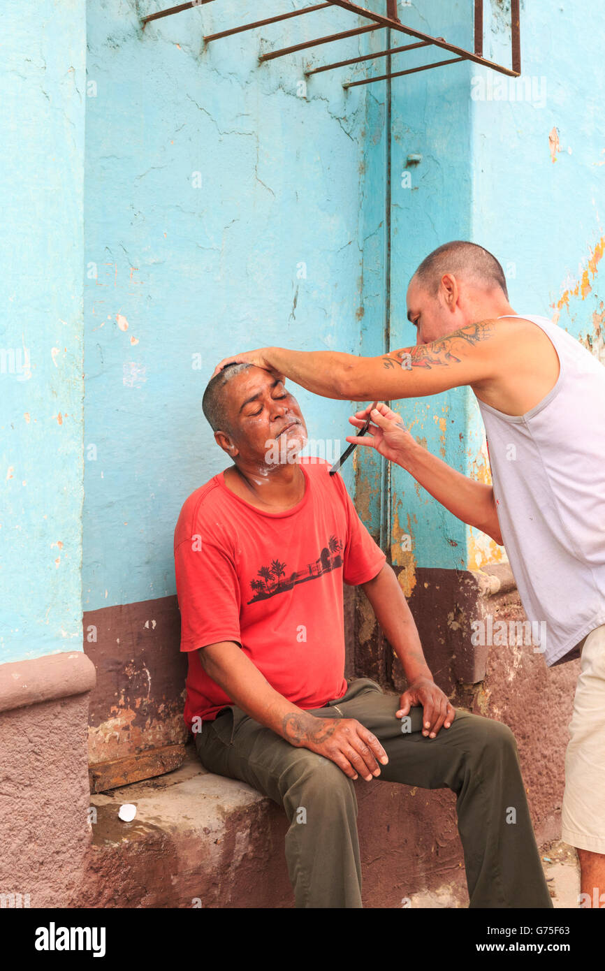 Barber shaving man in barbershop hi-res stock photography and images ... Barber shaving man in barbershop hi-res stock photography and images ...