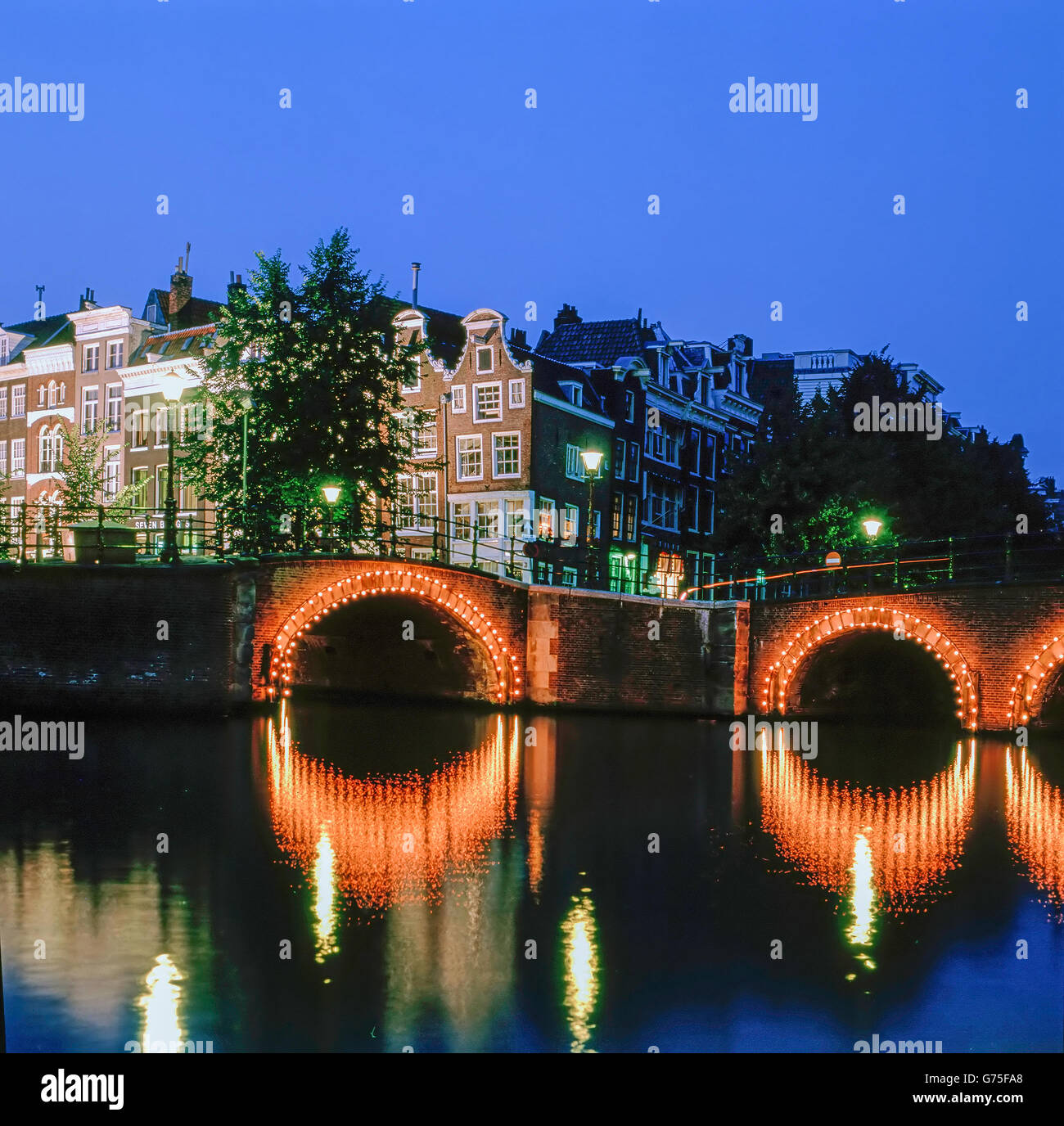 Amsterdam canal at night hi-res stock photography and images - Alamy
