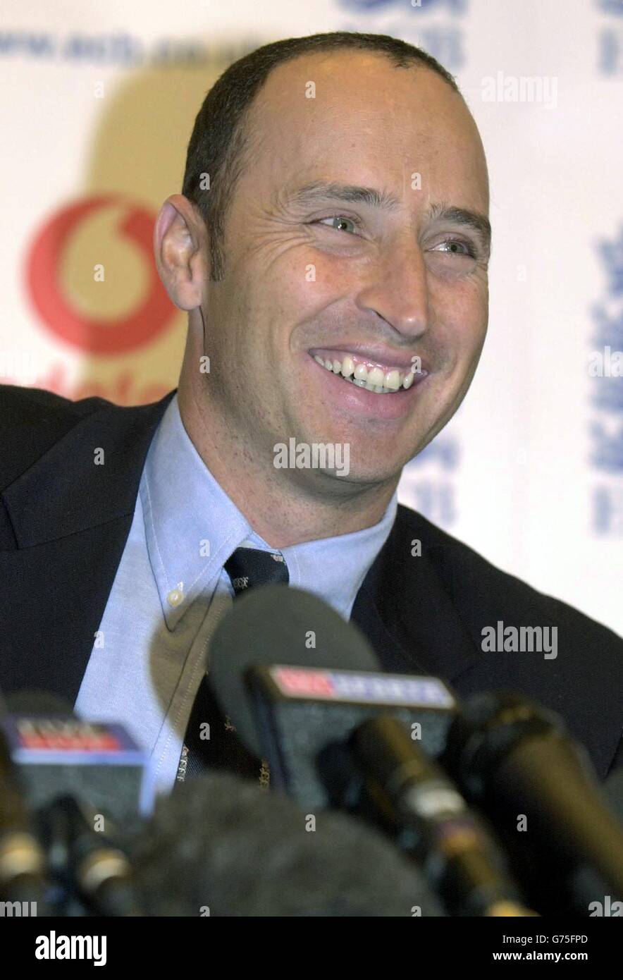England's cricket captain Nasser Hussain Stock Photo - Alamy