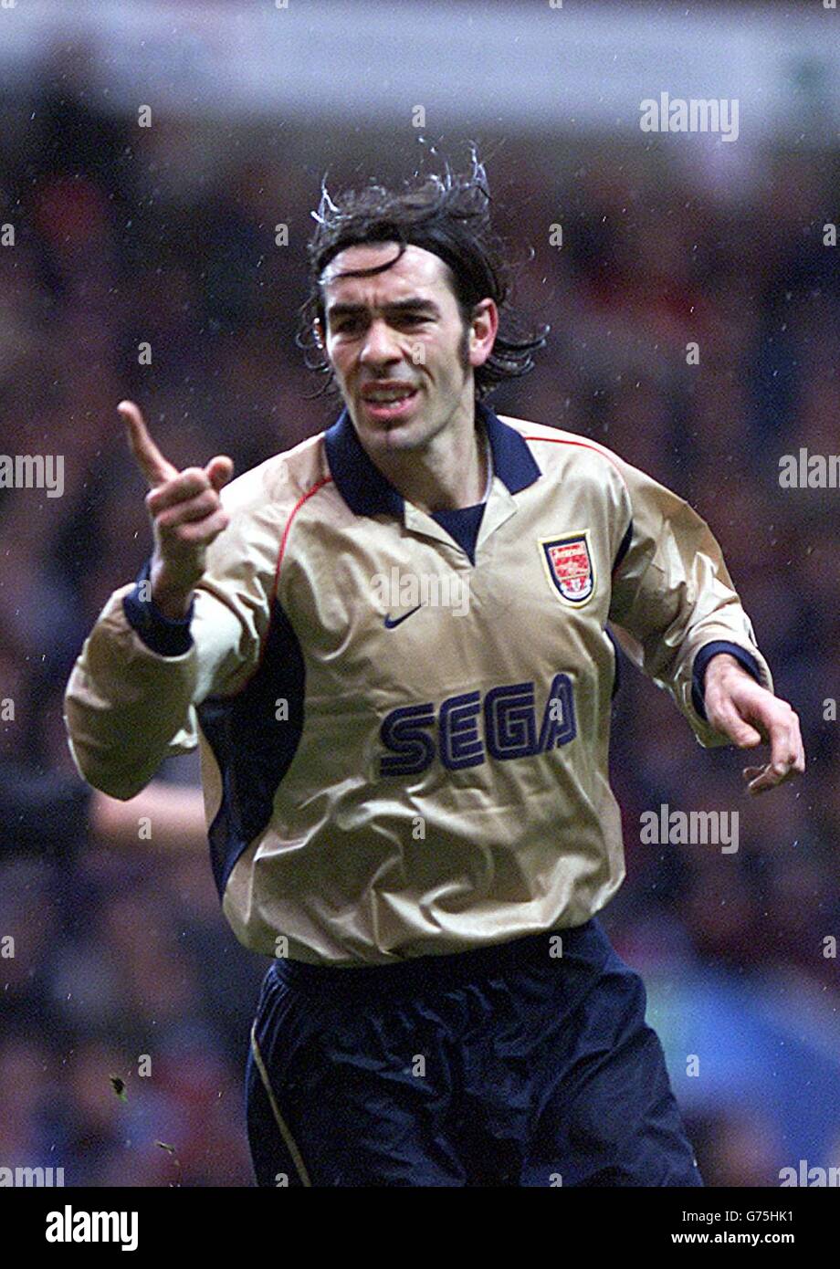 Robert pires aston villa hi-res stock photography and images - Alamy
