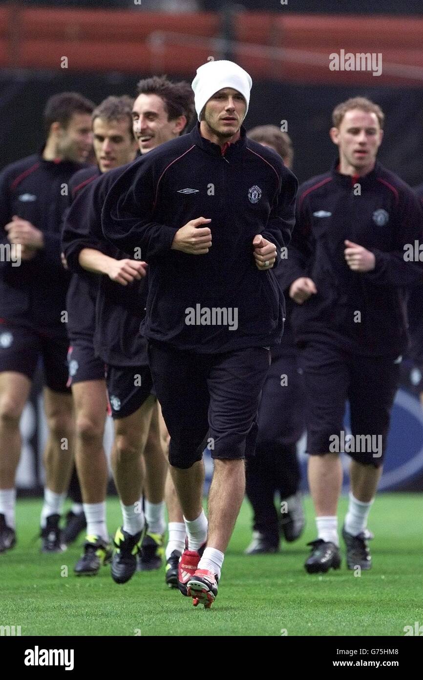 Manchester United's David Beckham leads his teammates around the pitch ...