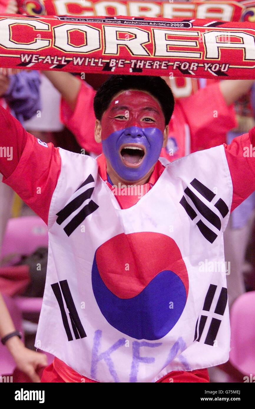 South korean fan hi-res stock photography and images - Alamy