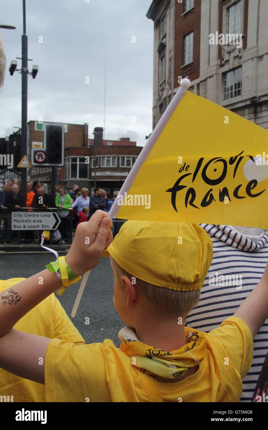 Cycling fans line headrow in leeds ahead grand depart hi-res stock ...