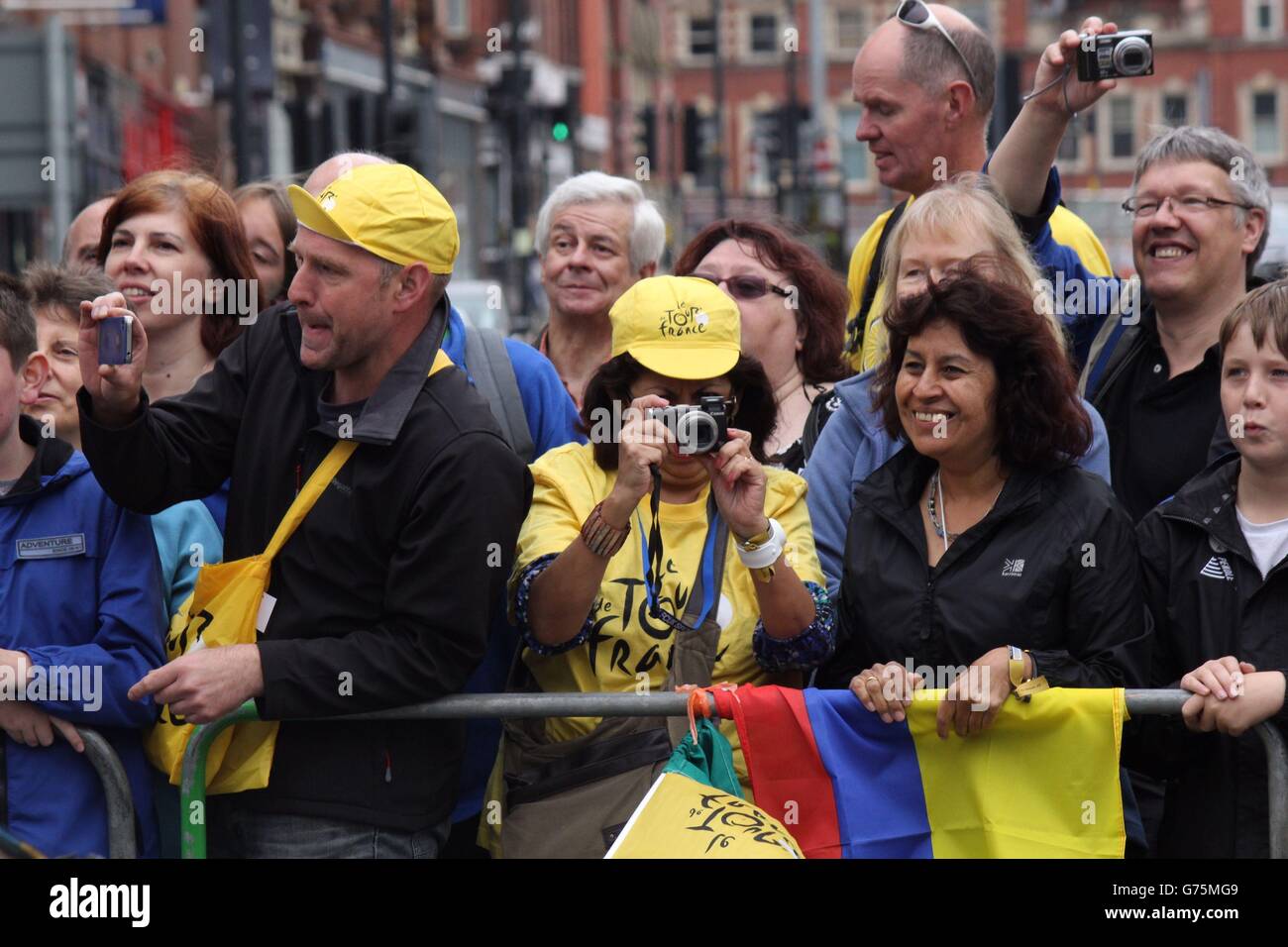 Cycling fans line headrow in leeds ahead grand depart hi-res stock ...