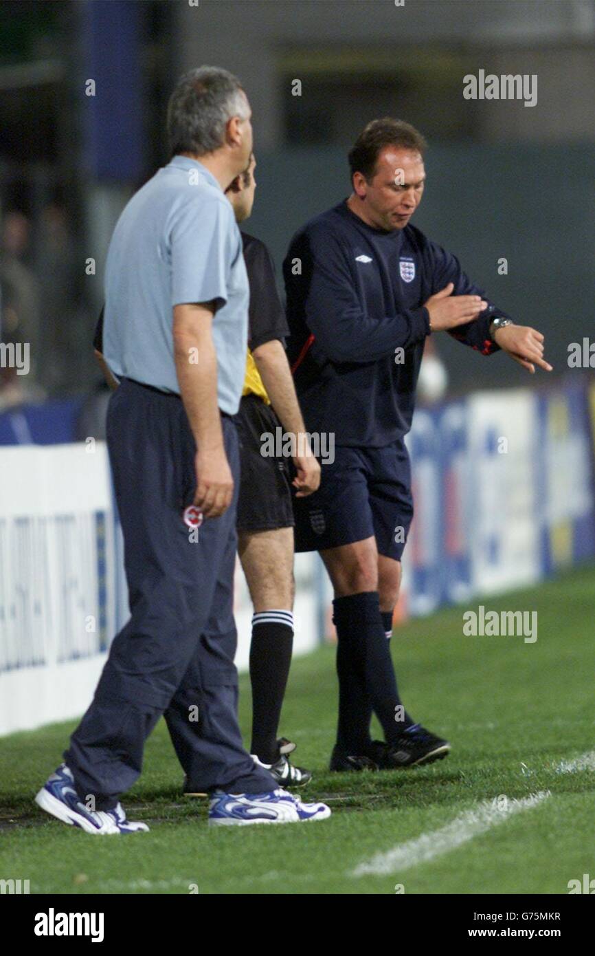 Coach watch football match hi-res stock photography and images - Alamy