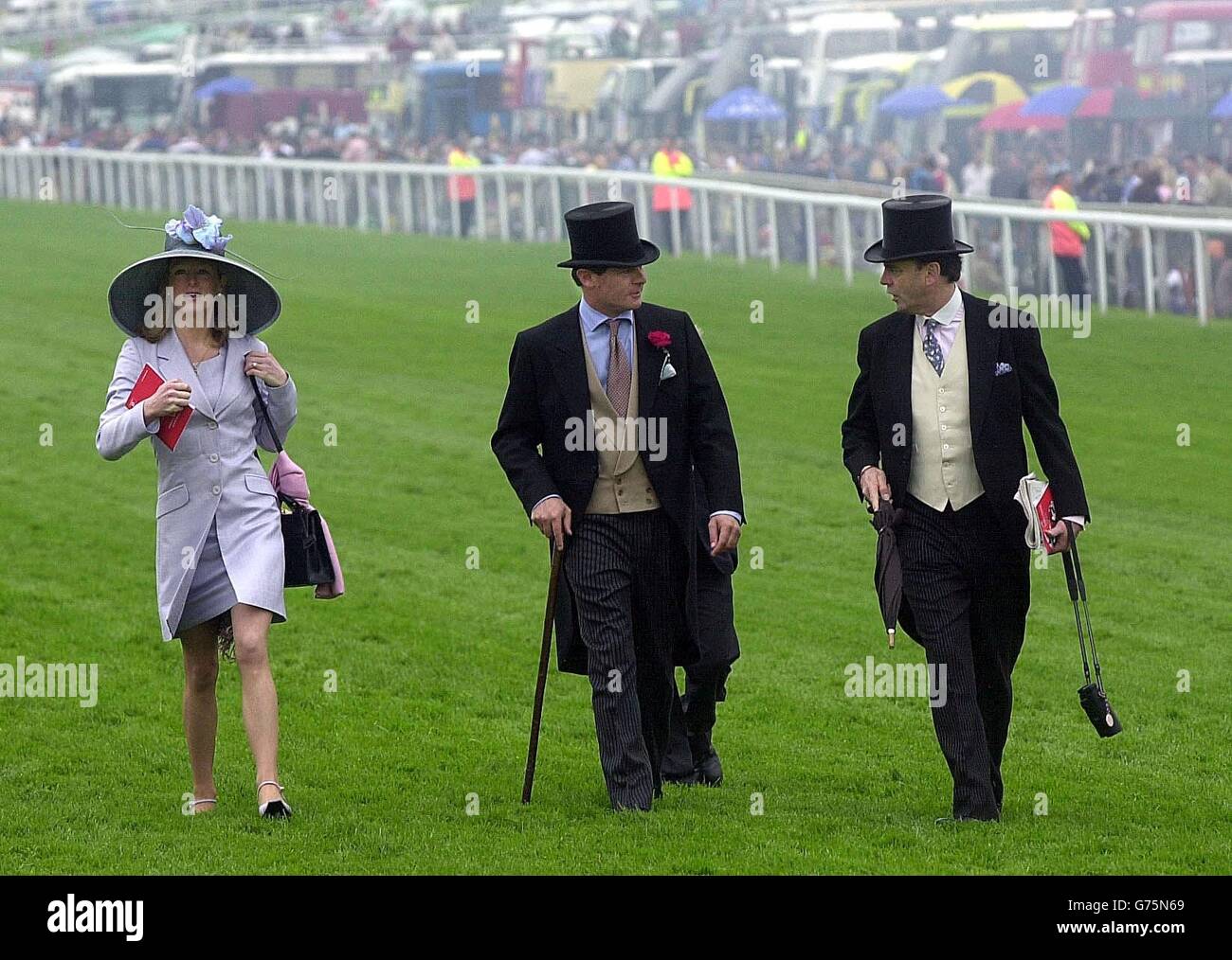 Race spectators arrive at epsom downs racecourse hi-res stock ...