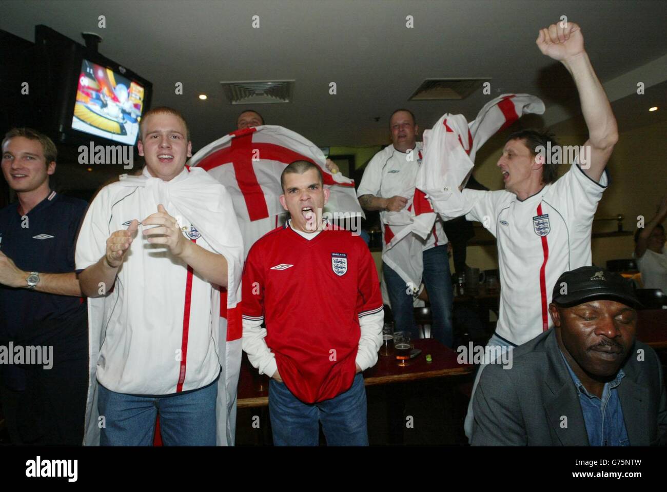 England fans at sports cafe hi-res stock photography and images - Alamy