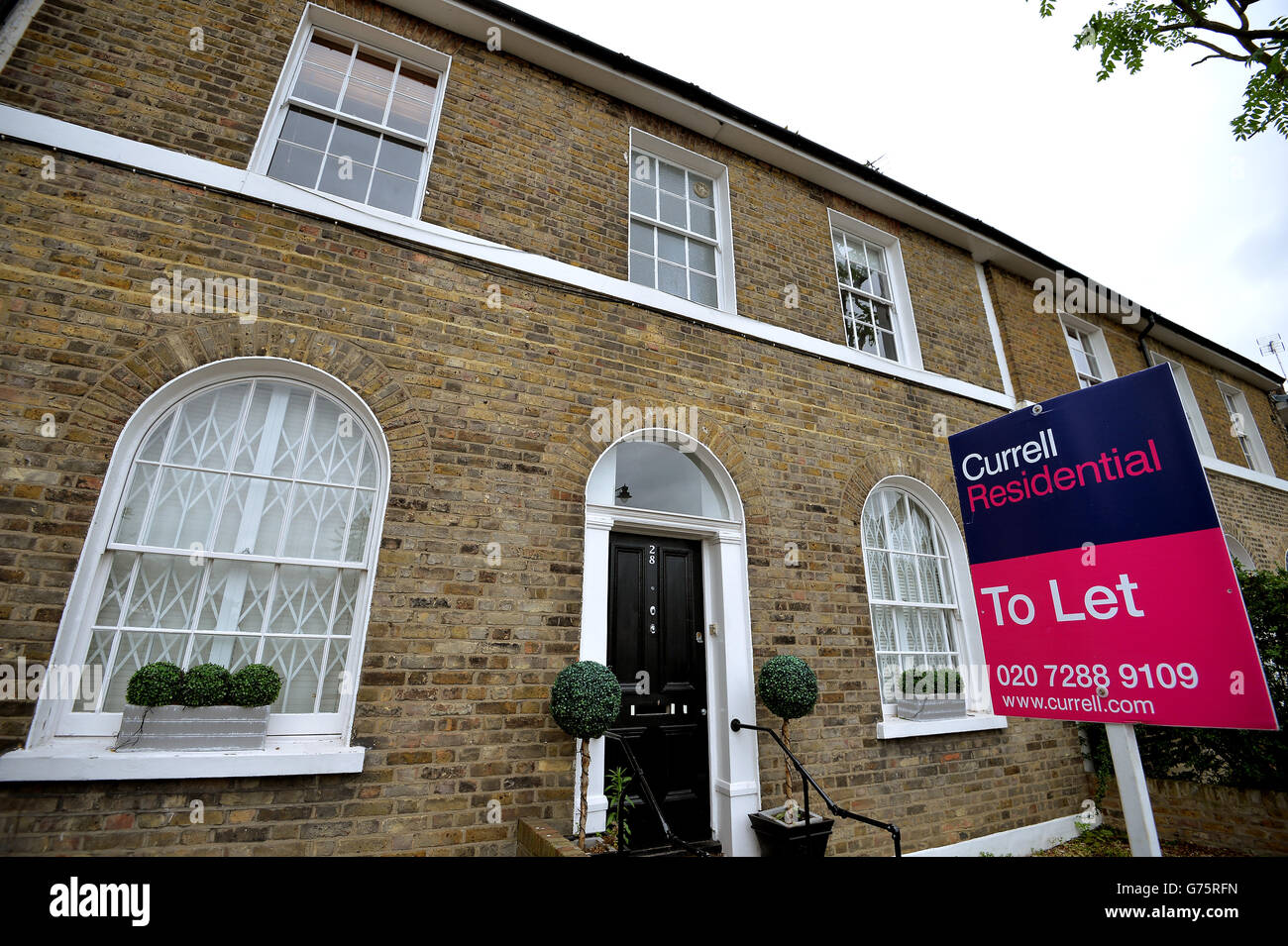 Letting notice board outside a Georgian terraced house in Islington ...