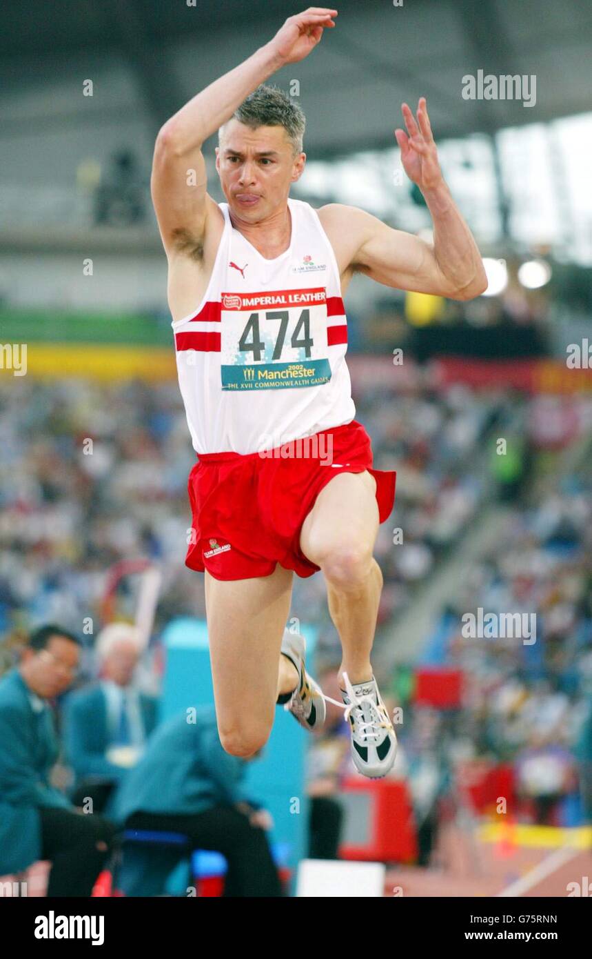 Athletics action jumping jonathan edwards hi-res stock photography and ...