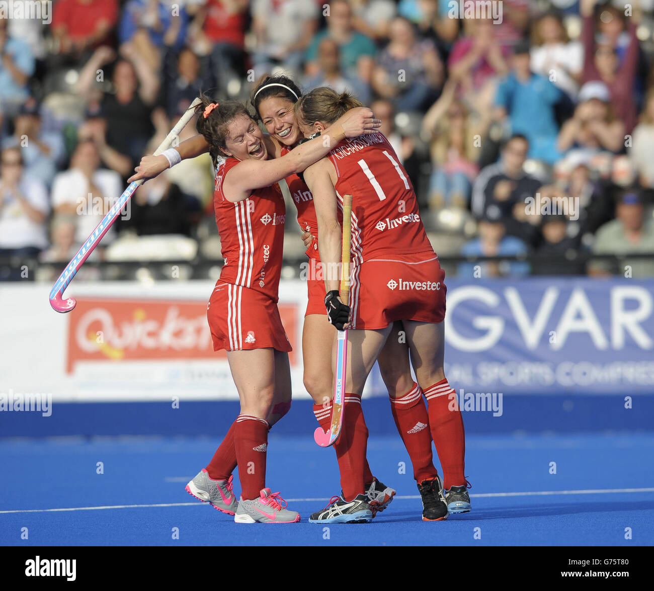 England's Kate Richardson-Walsh celebrates with scorer Sam Quek and ...