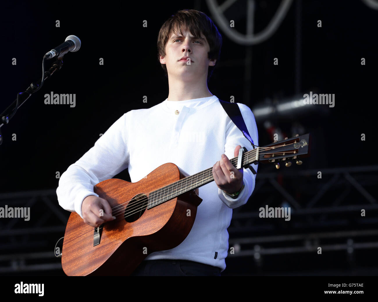 Jake bugg performing hi-res stock photography and images - Alamy