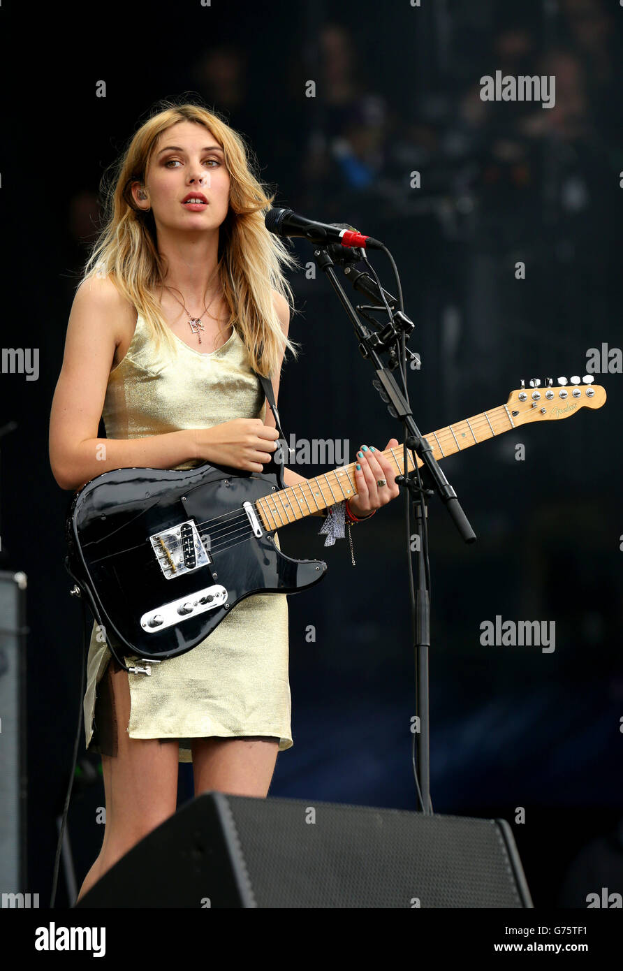 Ellie Rowsell of Wolf Alice performing on the Pyramid Stage at the ...