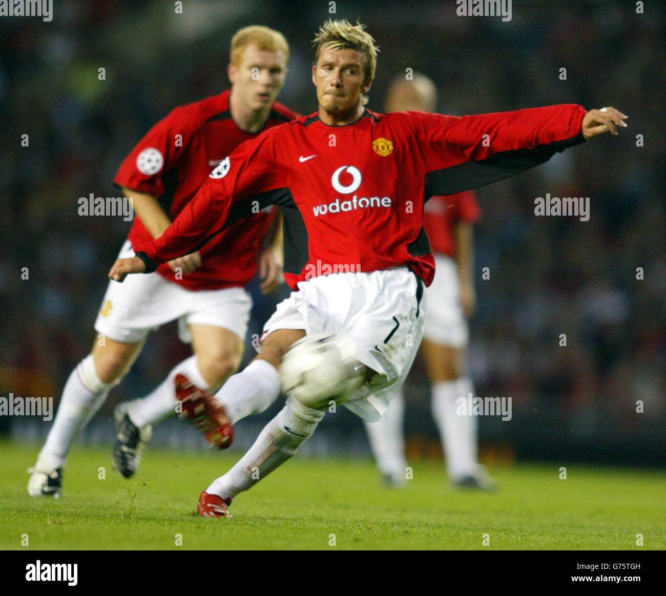 David beckham free kick manchester hi-res stock photography and images ...