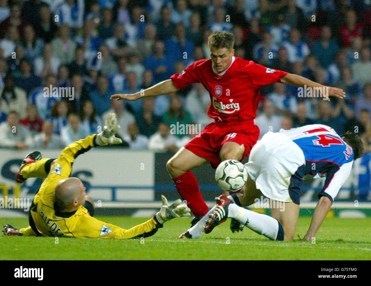 Liverpool's Michael Owen (centre) tussles with Blackburn Rovers ...