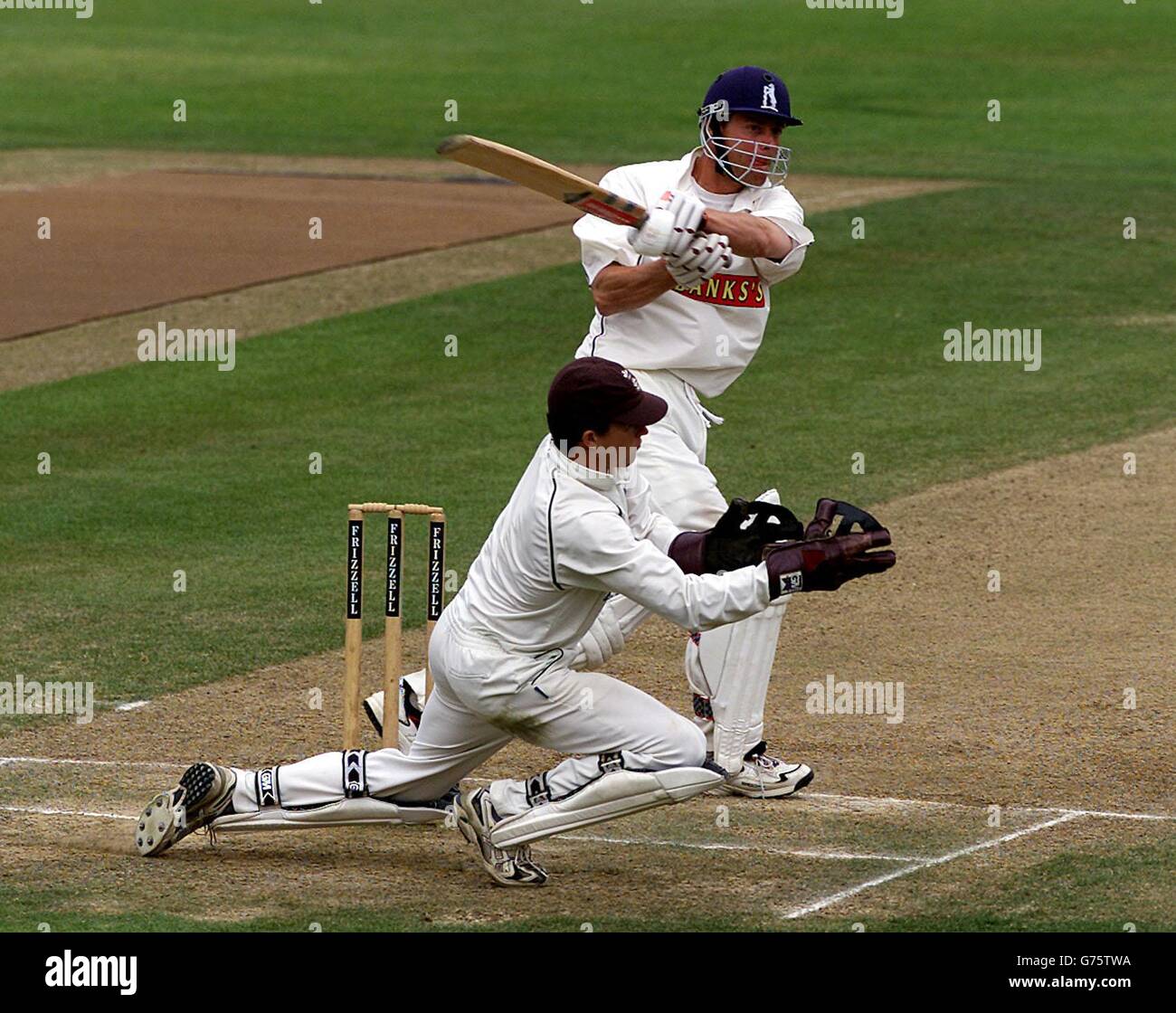 Warwickshire's Nick Knight batting with a knee injury & needing a ...