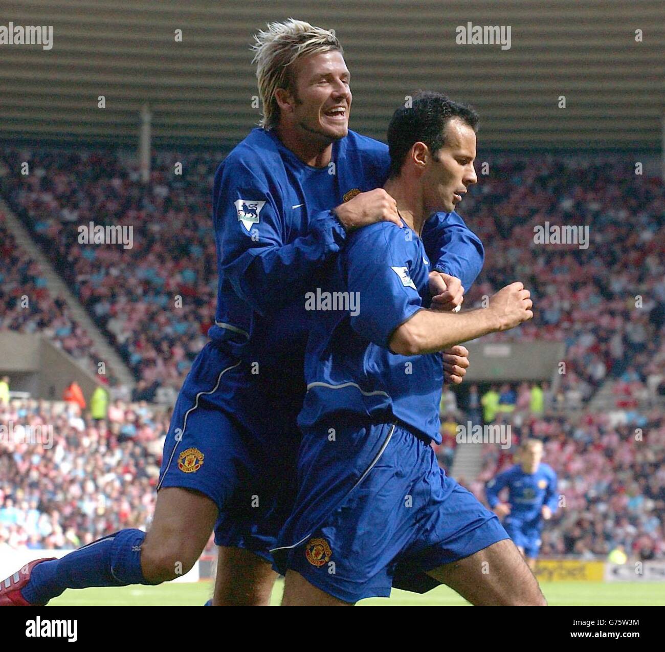Manchester United's David Beckham (L) celebrates with Ryan Giggs of ...