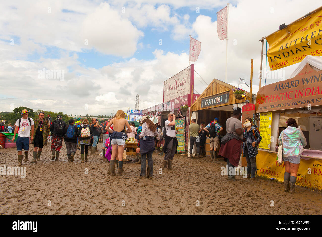Revellers in the mud at Glastonbury 2016 Stock Photo - Alamy