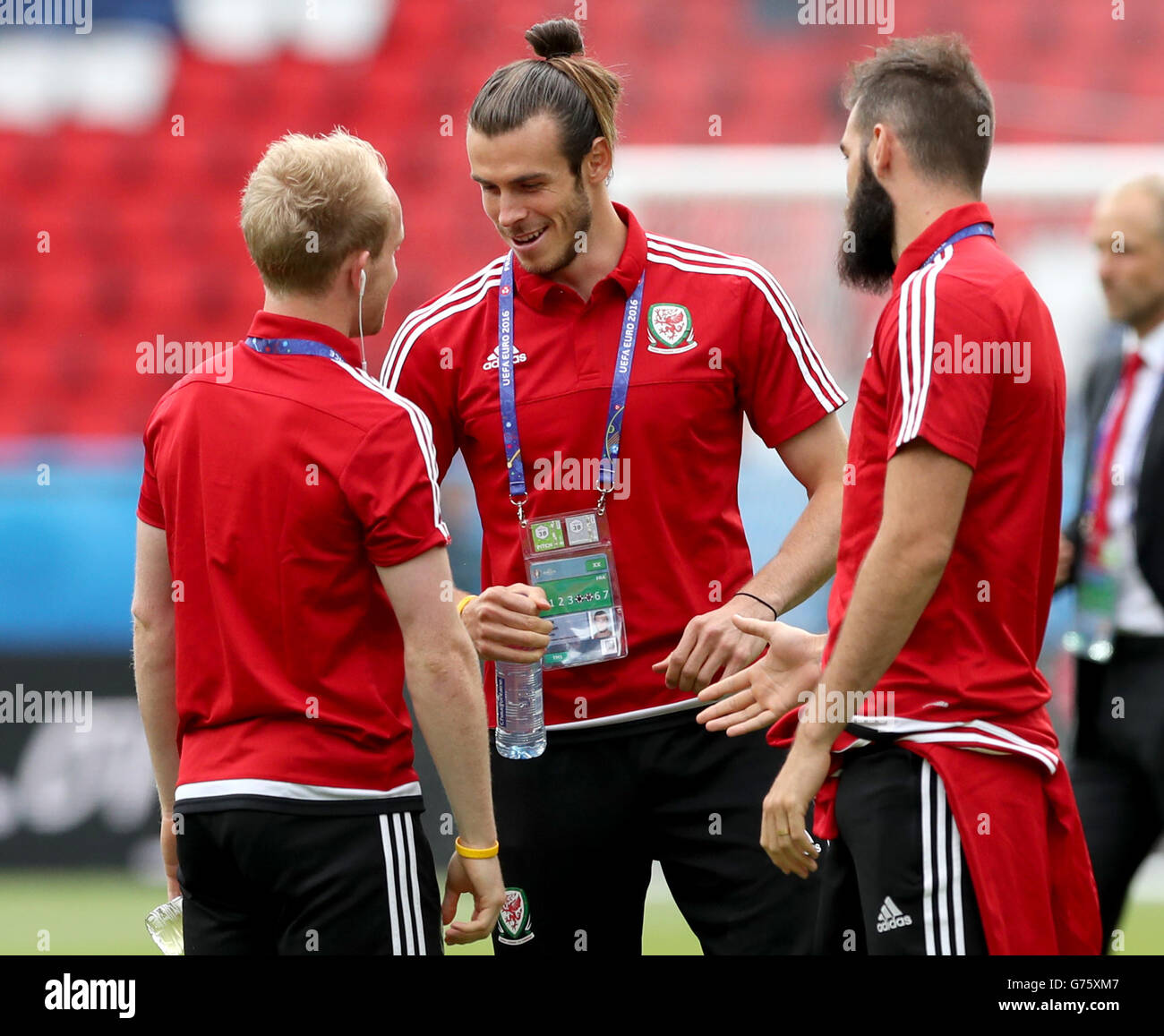 Wales' Gareth Bale (centre) with teammates Jonny Williams and Joe ...