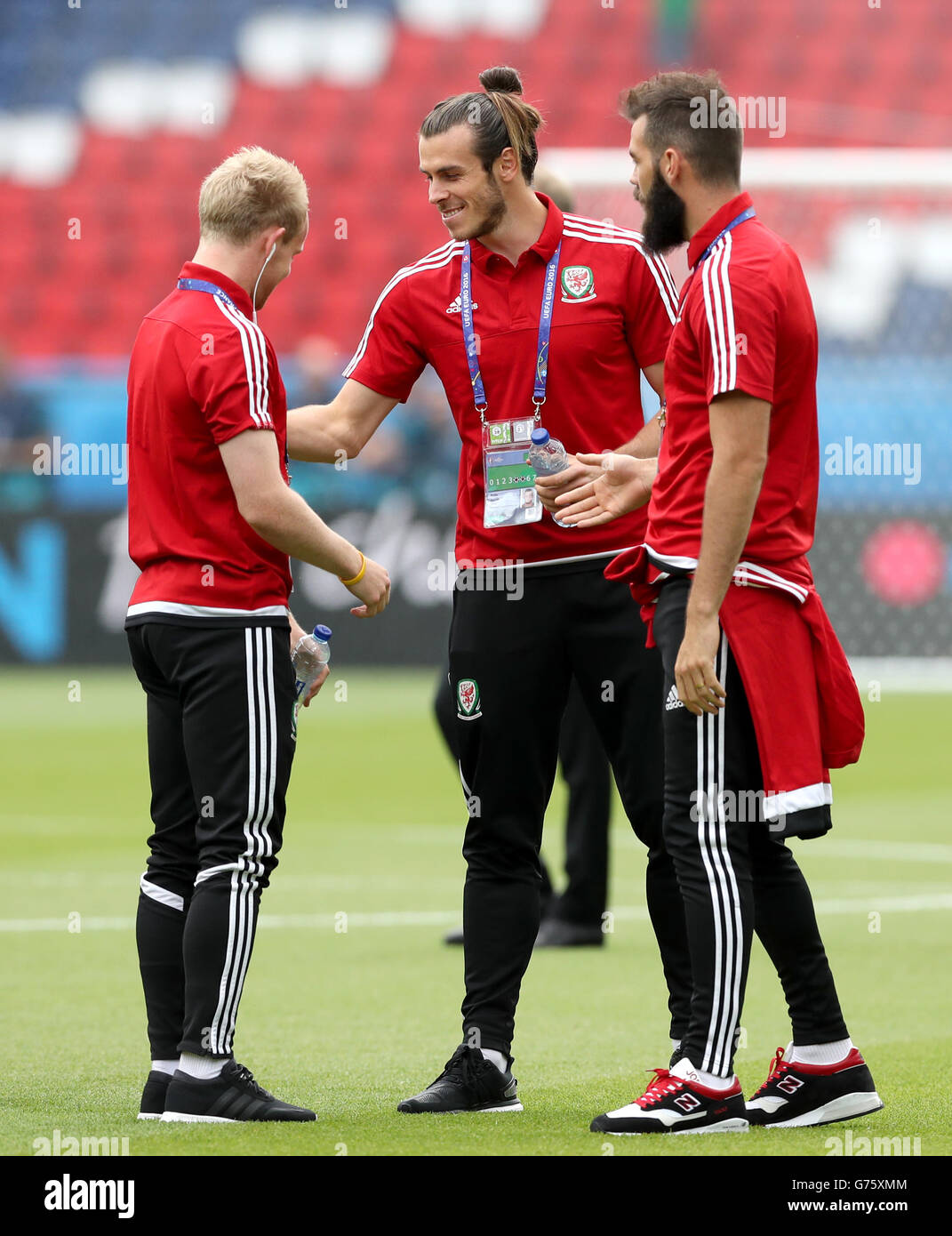 Wales' Gareth Bale (centre) with teammates Jonny Williams and Joe ...