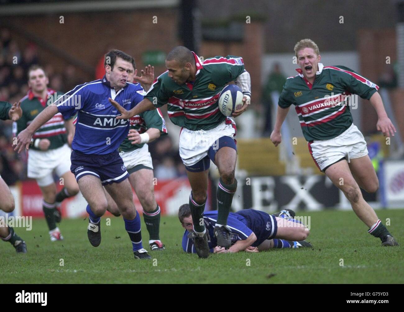 Leon Lloyd attacks for Leicester Tigers, handing off Sales Charlie ...