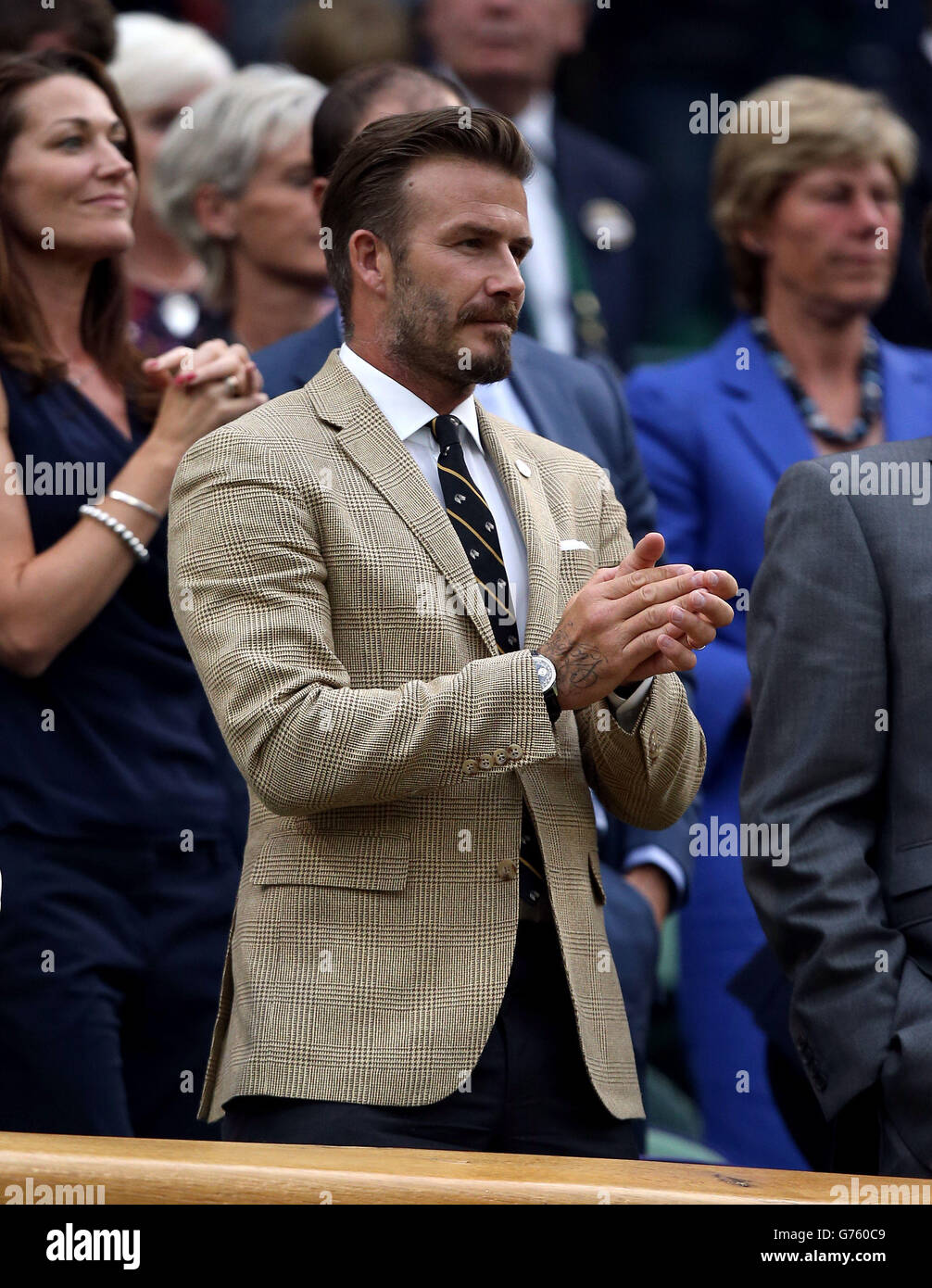 David Beckham applauds Switzerland's Roger Federer after watching him ...