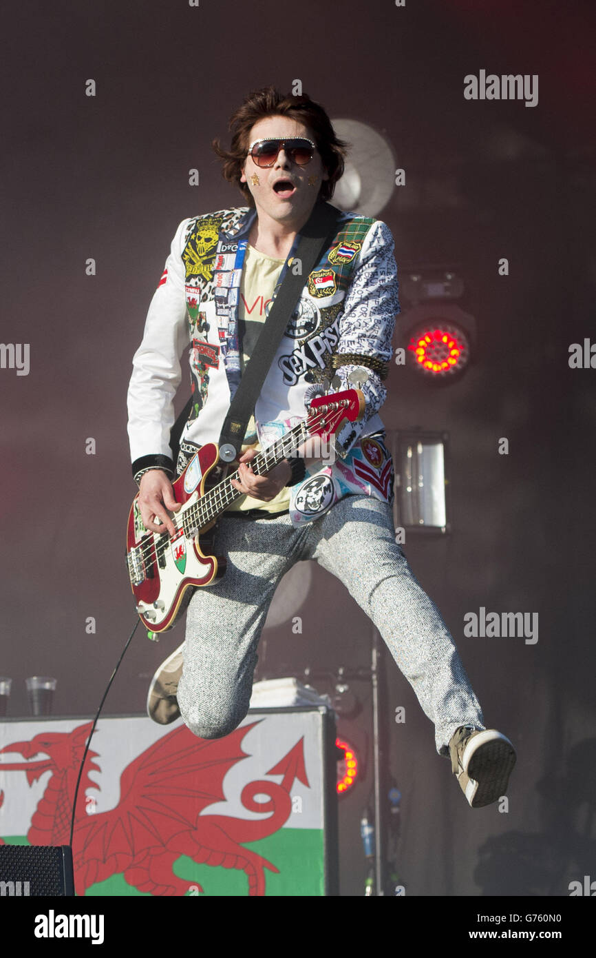 Nicky wire manic street preachers hi-res stock photography and images ...
