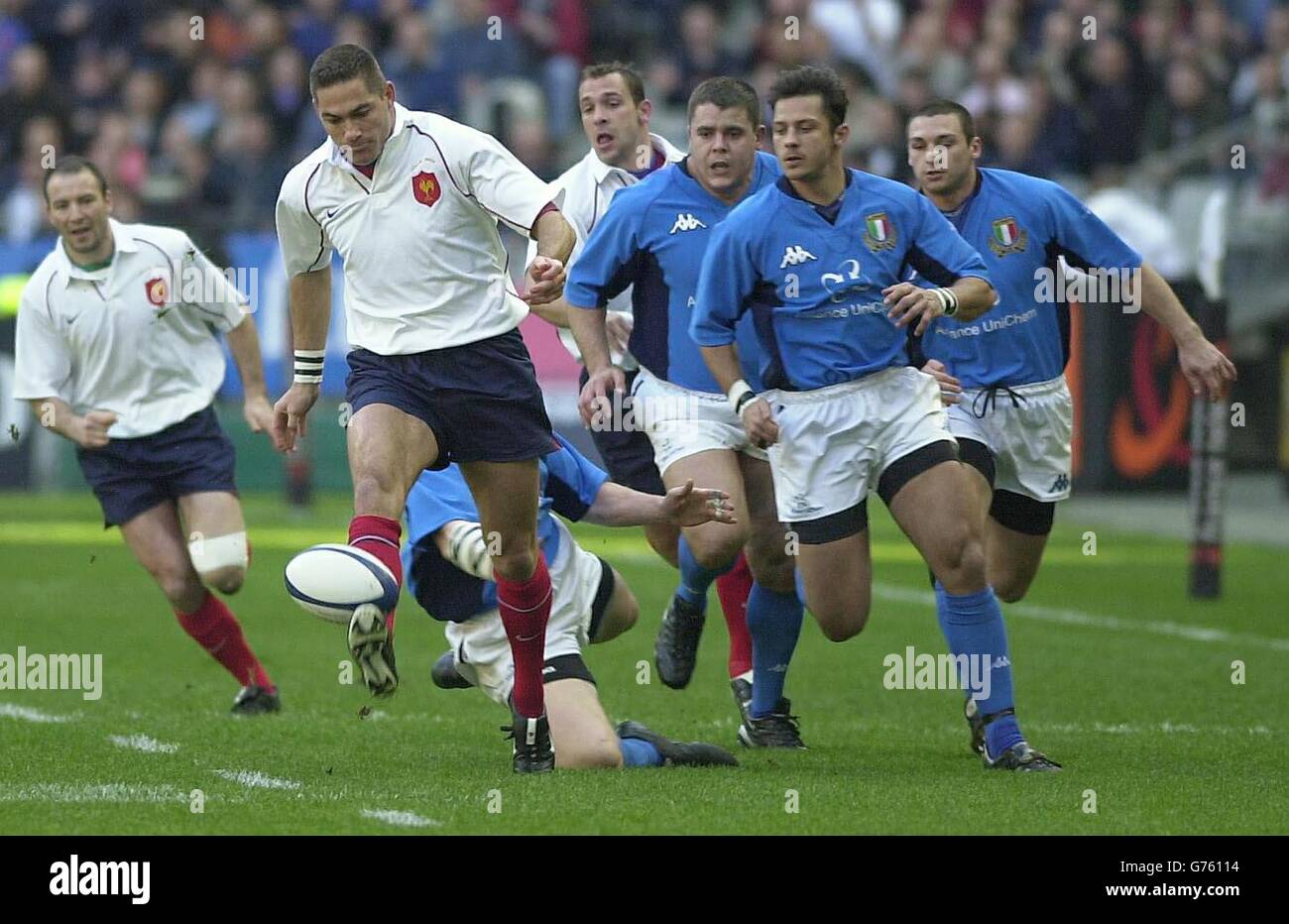 Tony Marsh of France (second left) leads the attack against Italy ...