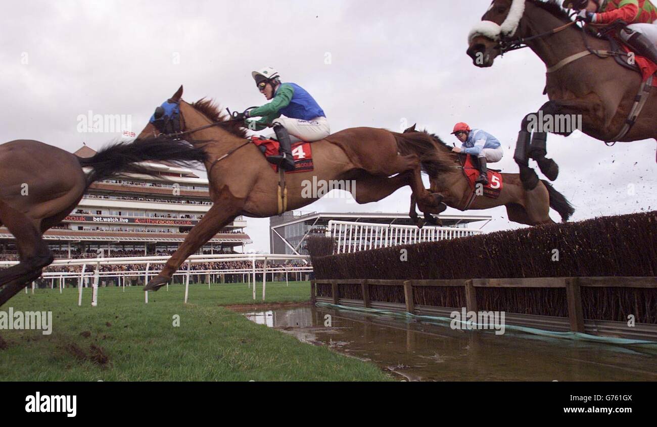 Tony McCoy romps home on Lady Cricket (4) in the attheraces.co.uk Game ...