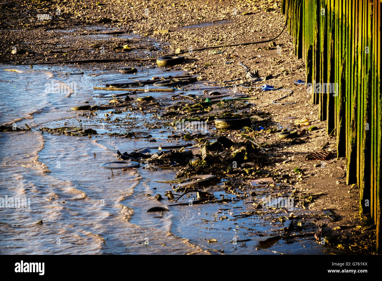Thames river bed hi-res stock photography and images - Alamy