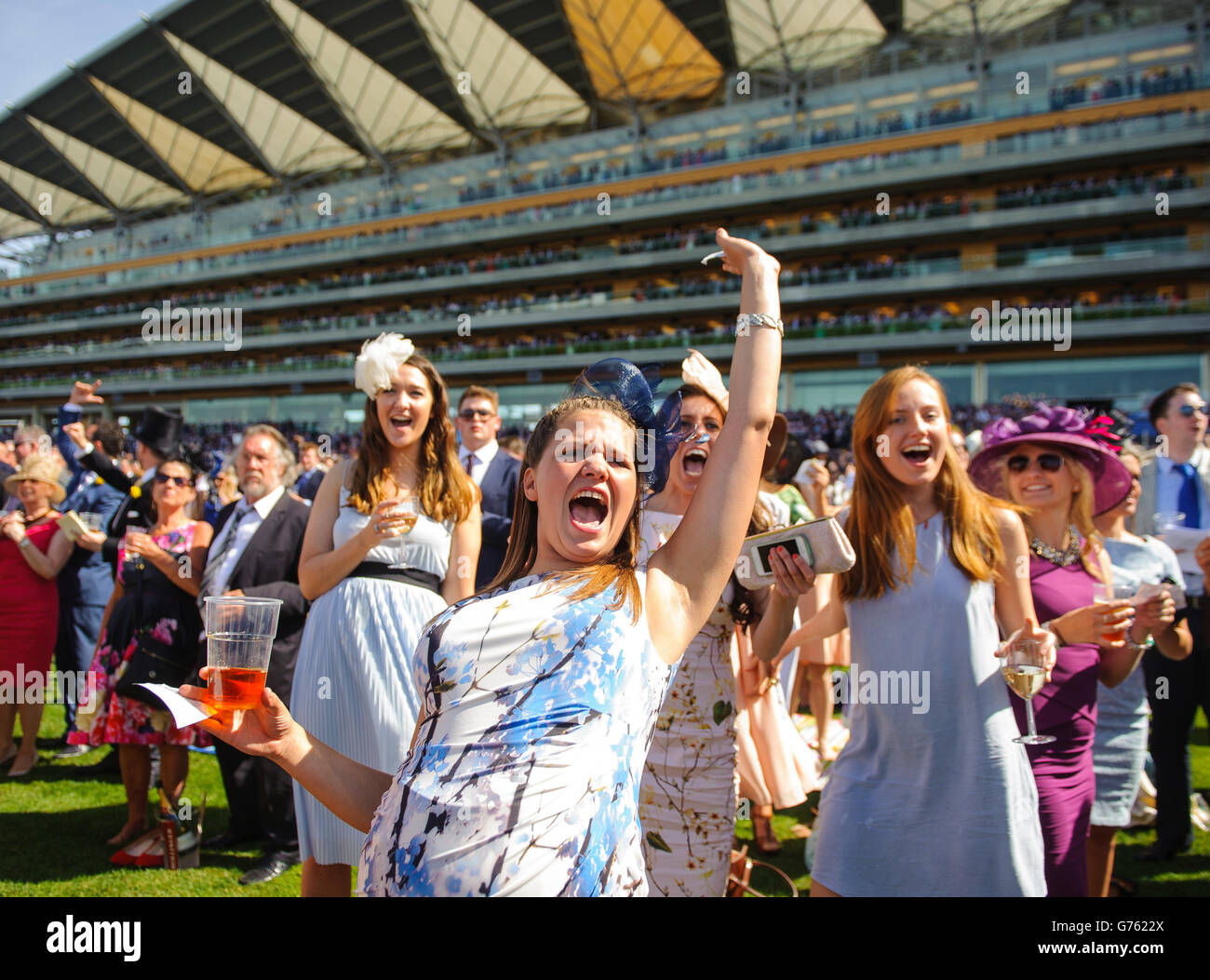 Horse racing crowd emotion hi-res stock photography and images - Alamy