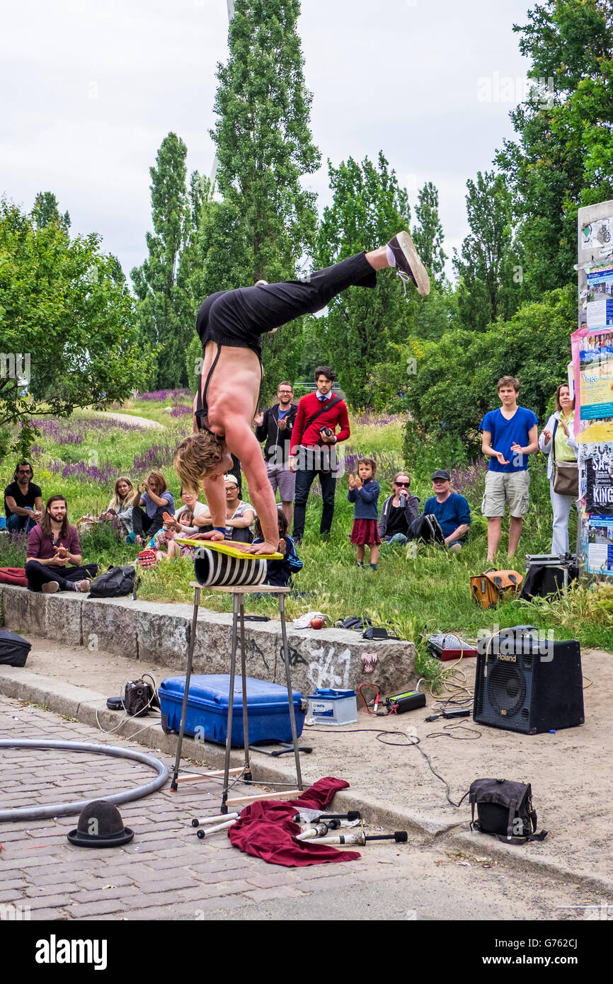 Acrobat balances hi-res stock photography and images - Alamy