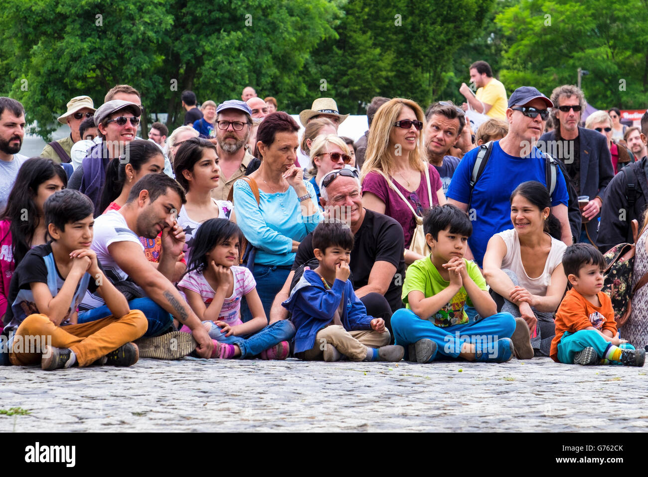 Children watching performers hi-res stock photography and images - Alamy