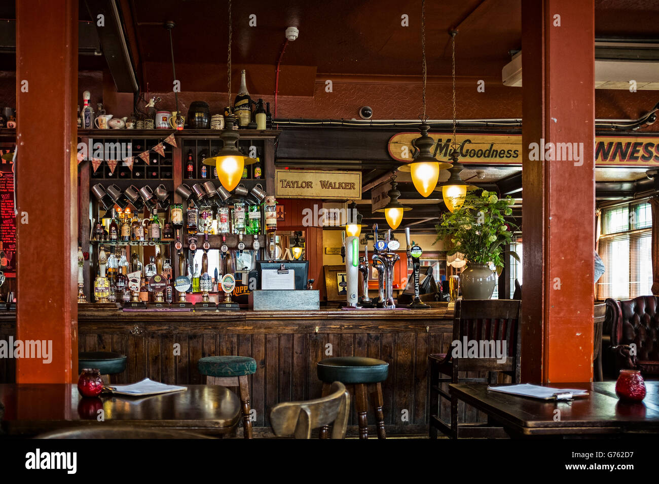 Interior traditional english pub hi-res stock photography and images ...