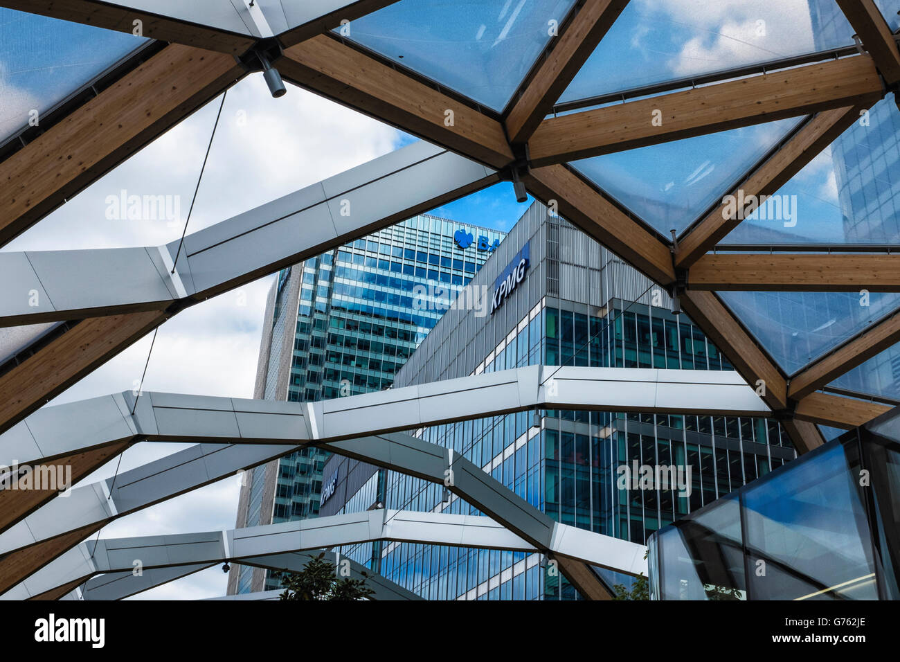 Crossrail Place glass roof on top of New Crossrail Railway Station ...