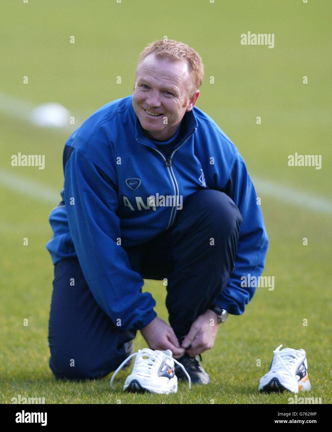Sport football training alex mcleish hi-res stock photography and ...