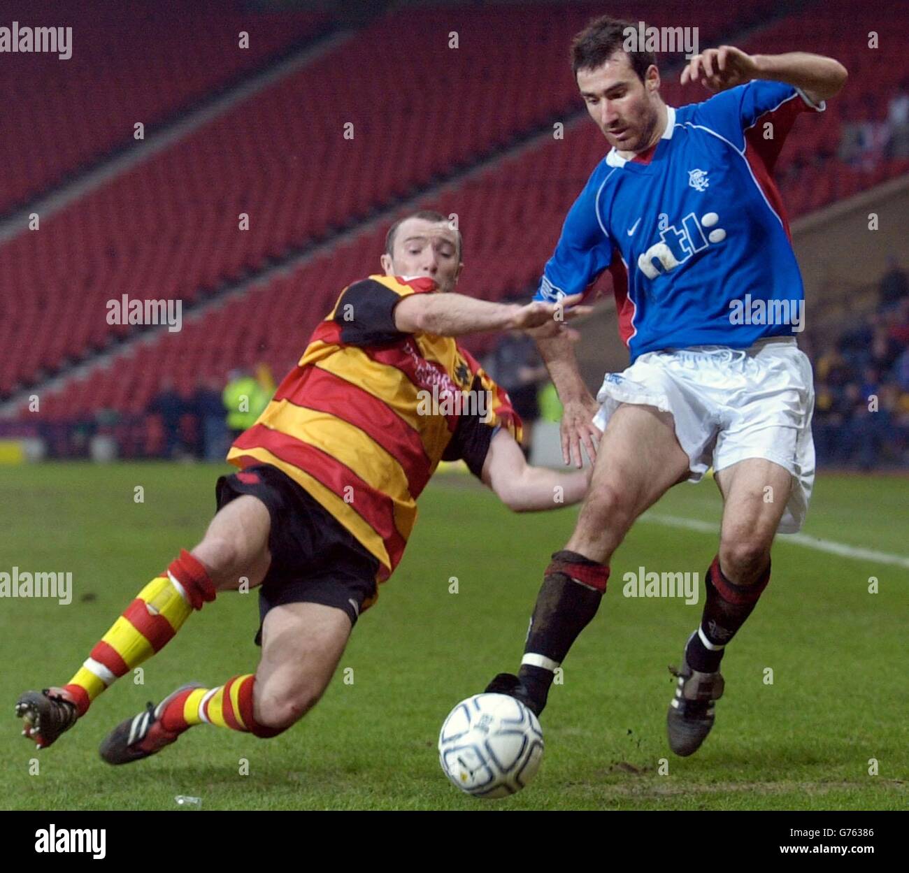 Rangers' Tony Vidmar (right) battles with Partick Thistle's Paddy Kelly ...