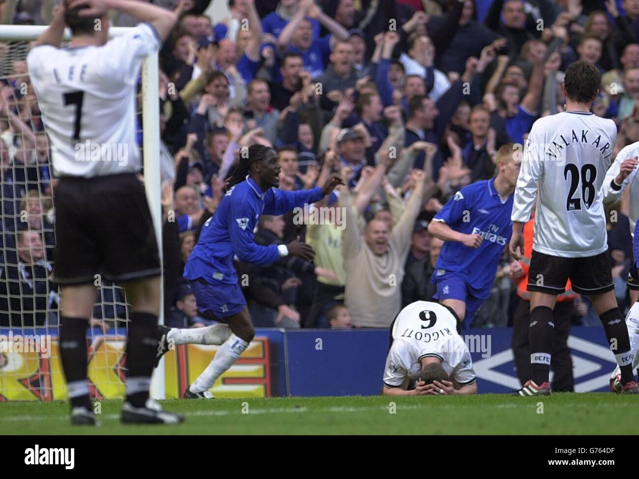 Chelseas mario melchiot celebrates after emmanuel petit unseen goal hi ...