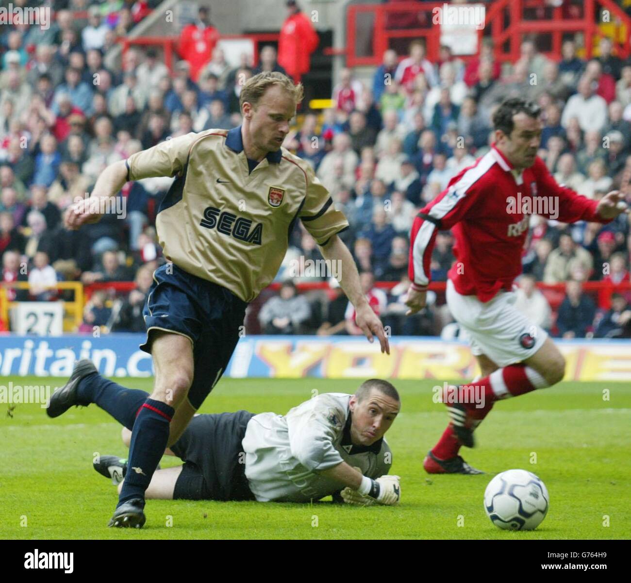 Freddie fredric sport football dennis bergkamp dean kiely hi-res stock ...