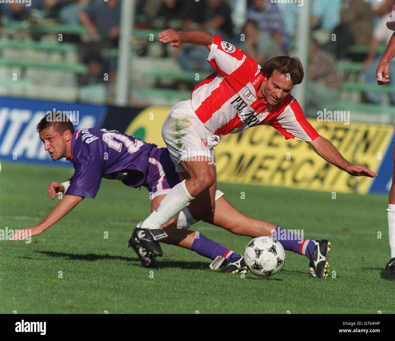 Giovanni Cornacchini, Vicenza takes the ball away from Anselmo Robbiati ...