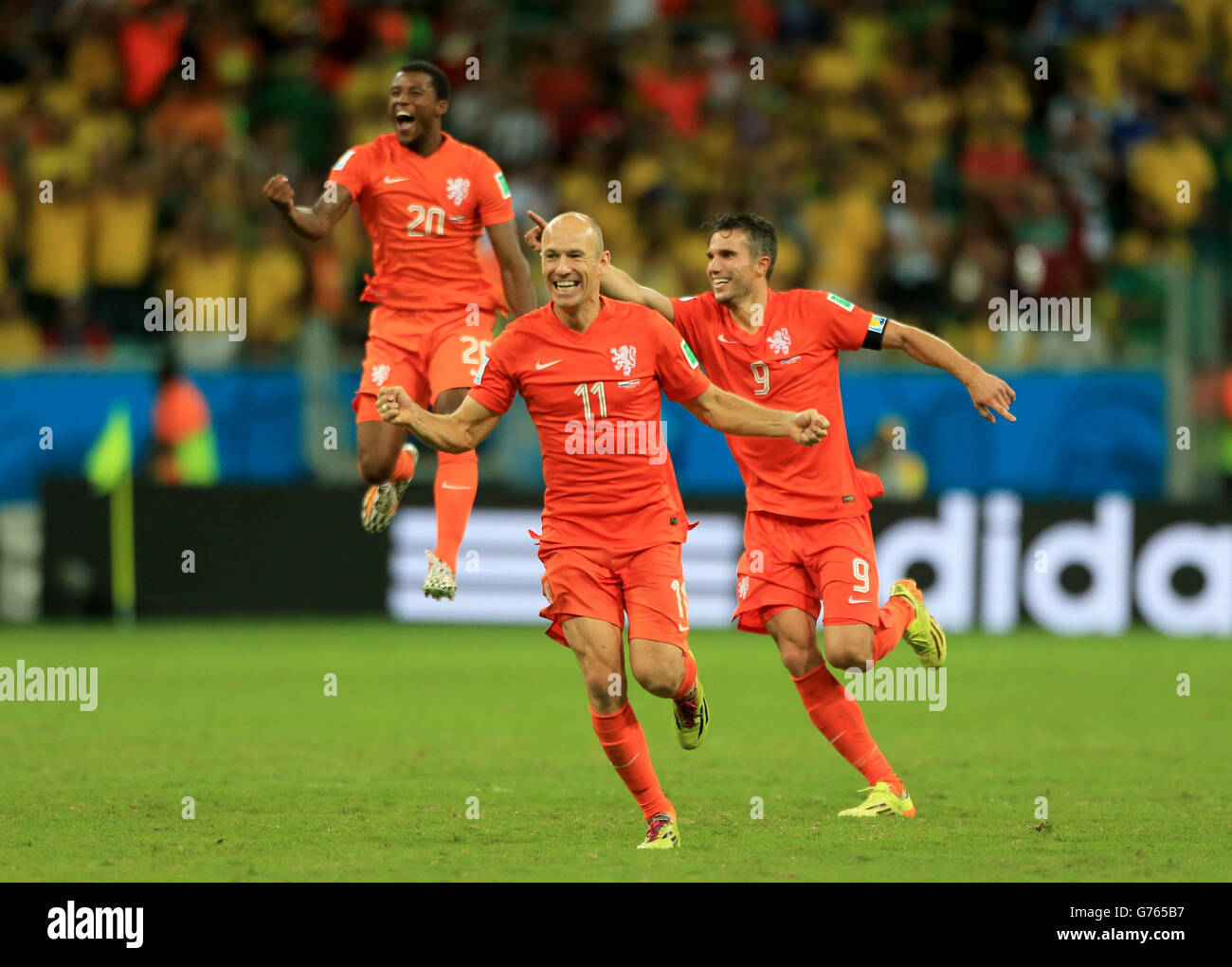 Van persie netherlands celebrate hi-res stock photography and images ...