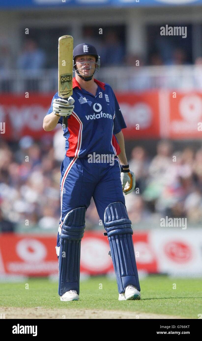 Reduced overs cricket hi-res stock photography and images - Alamy