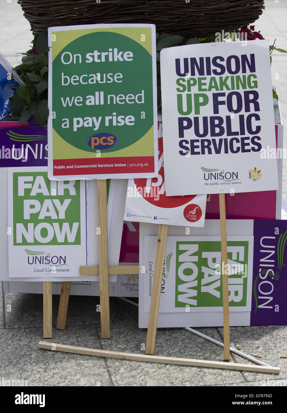 Strike signs hi-res stock photography and images - Alamy